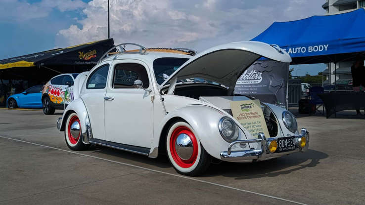 Este Volkswagen Beetle, de 1962, ahora lleva un motor Tesla en su interior