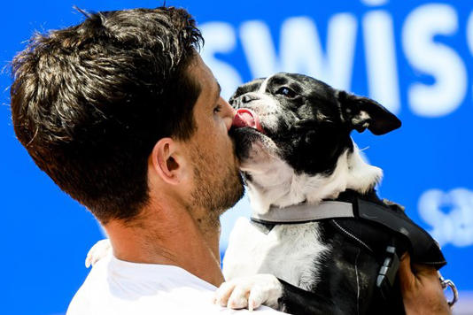 Pedro Cachín logró su primer título ATP y lo celebró junto a su perro en la cancha